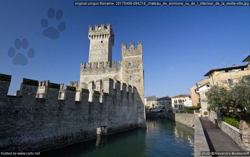 Château de Sirmione vu de l'intérieur de la vieille-ville (Sirmione de ... Château de Sirmione vu de l'intérieur de la vieille-ville (Sirmione de ...